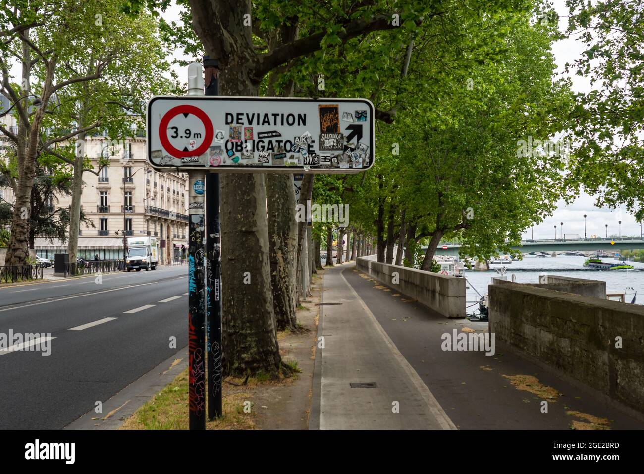 Deviation obligatoire hi-res stock photography and images - Alamy