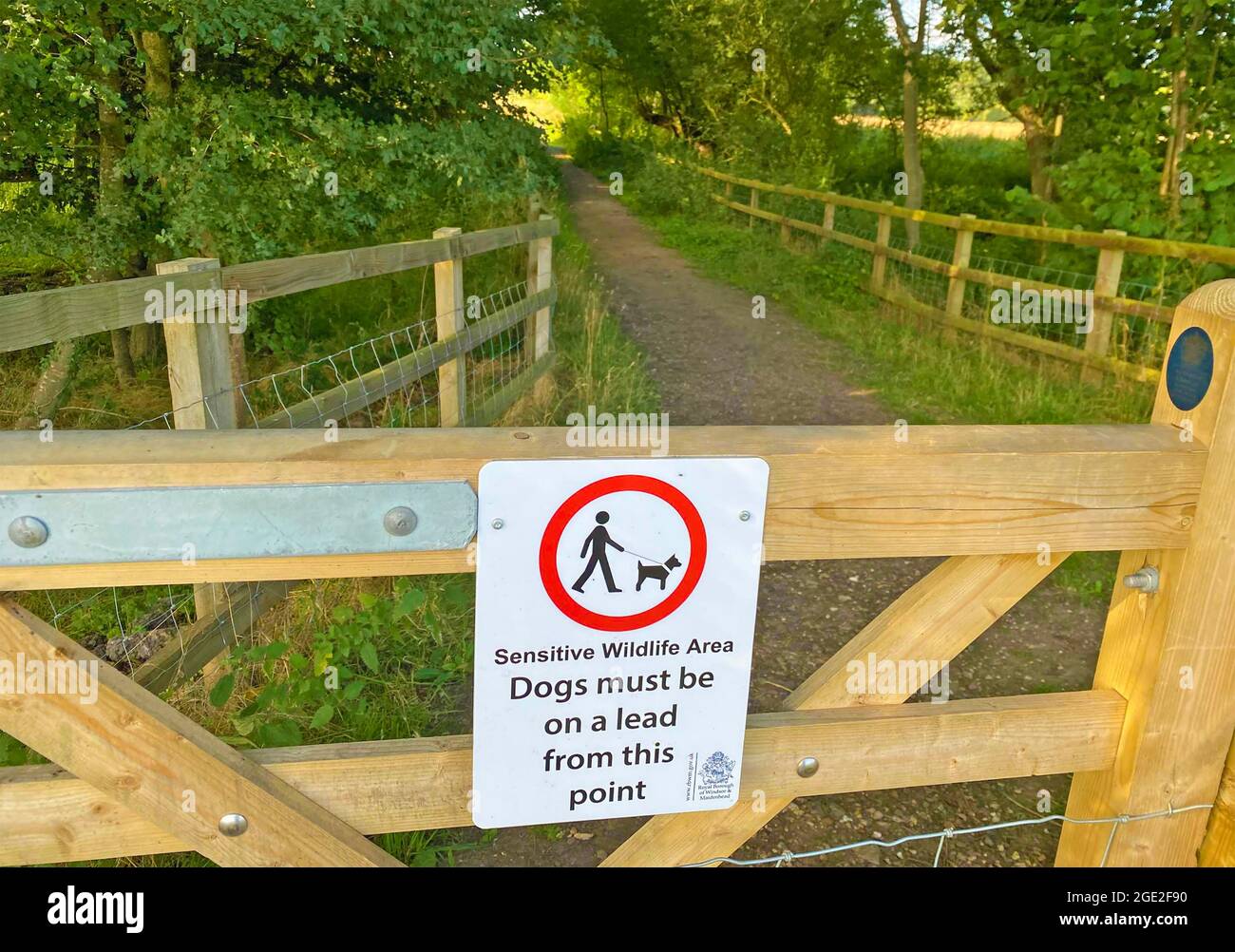 DOG WALKER SIGN at Battlemead Common, Maidenhead, Berkshire. Photo ...