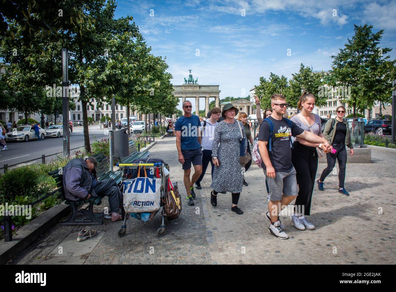 Homeless old man on streets hi-res stock photography and images - Alamy