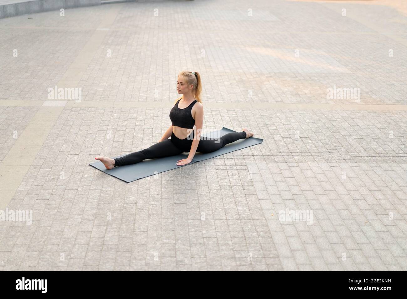 Legs split hi-res stock photography and images - Alamy