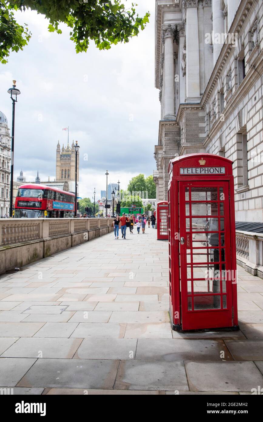 Famous red telephone boxes hi-res stock photography and images - Alamy