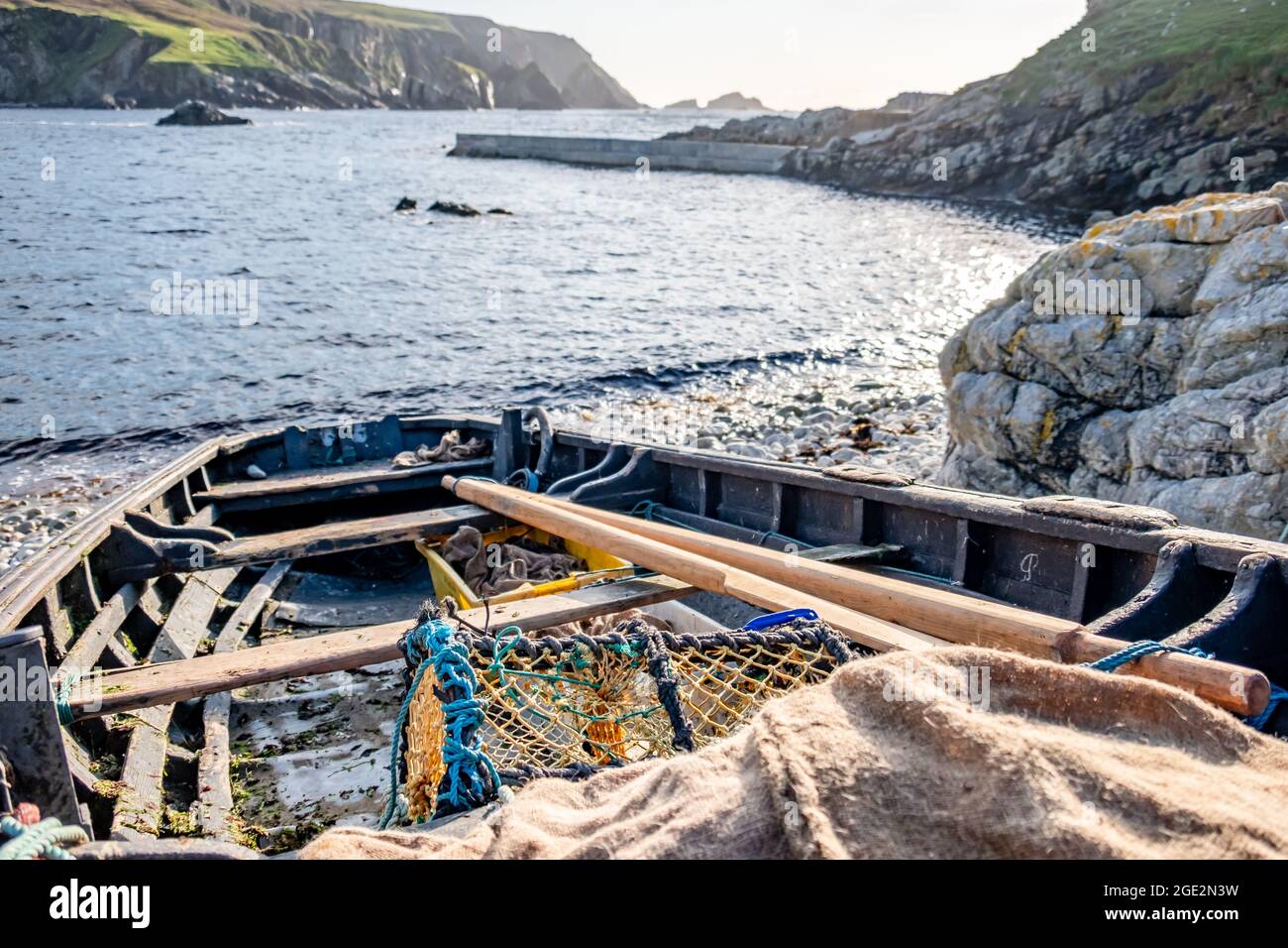 Rocks ships vessels hi-res stock photography and images - Alamy