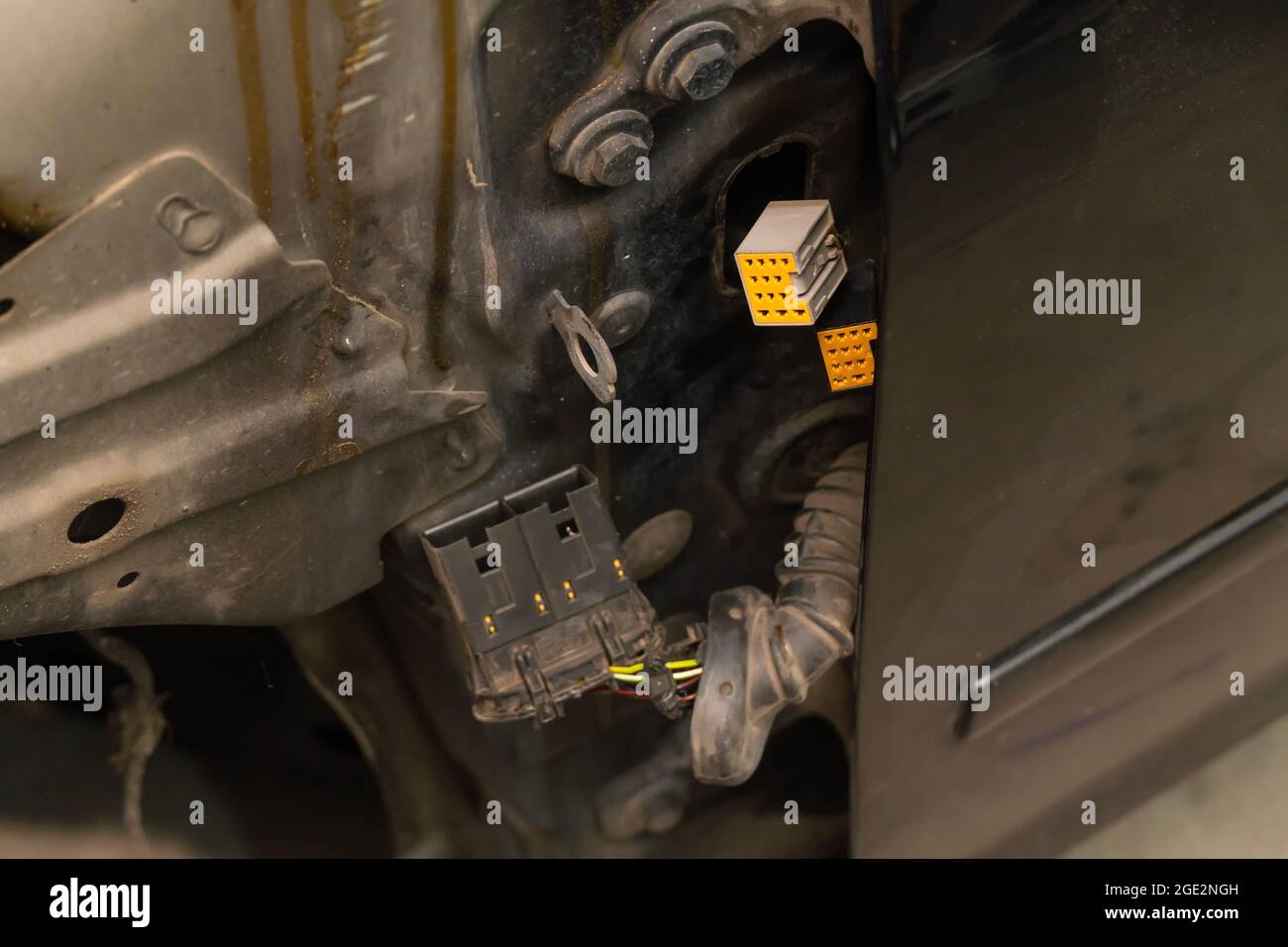 Specialist in repairing the electrical wiring of a car solves a problem ...