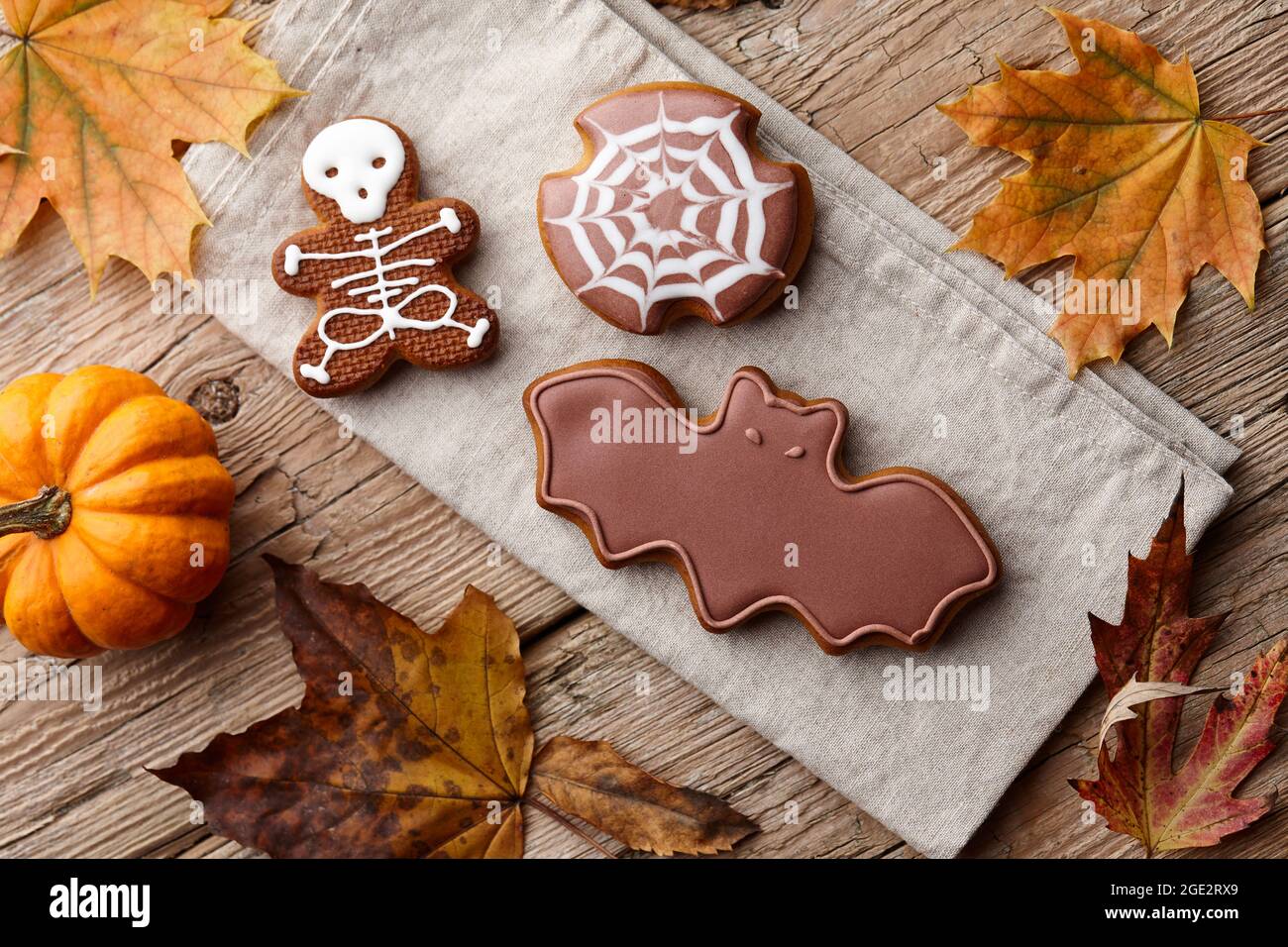 Halloween gingerbread cookies and autumn leaves on wooden planks Stock ...