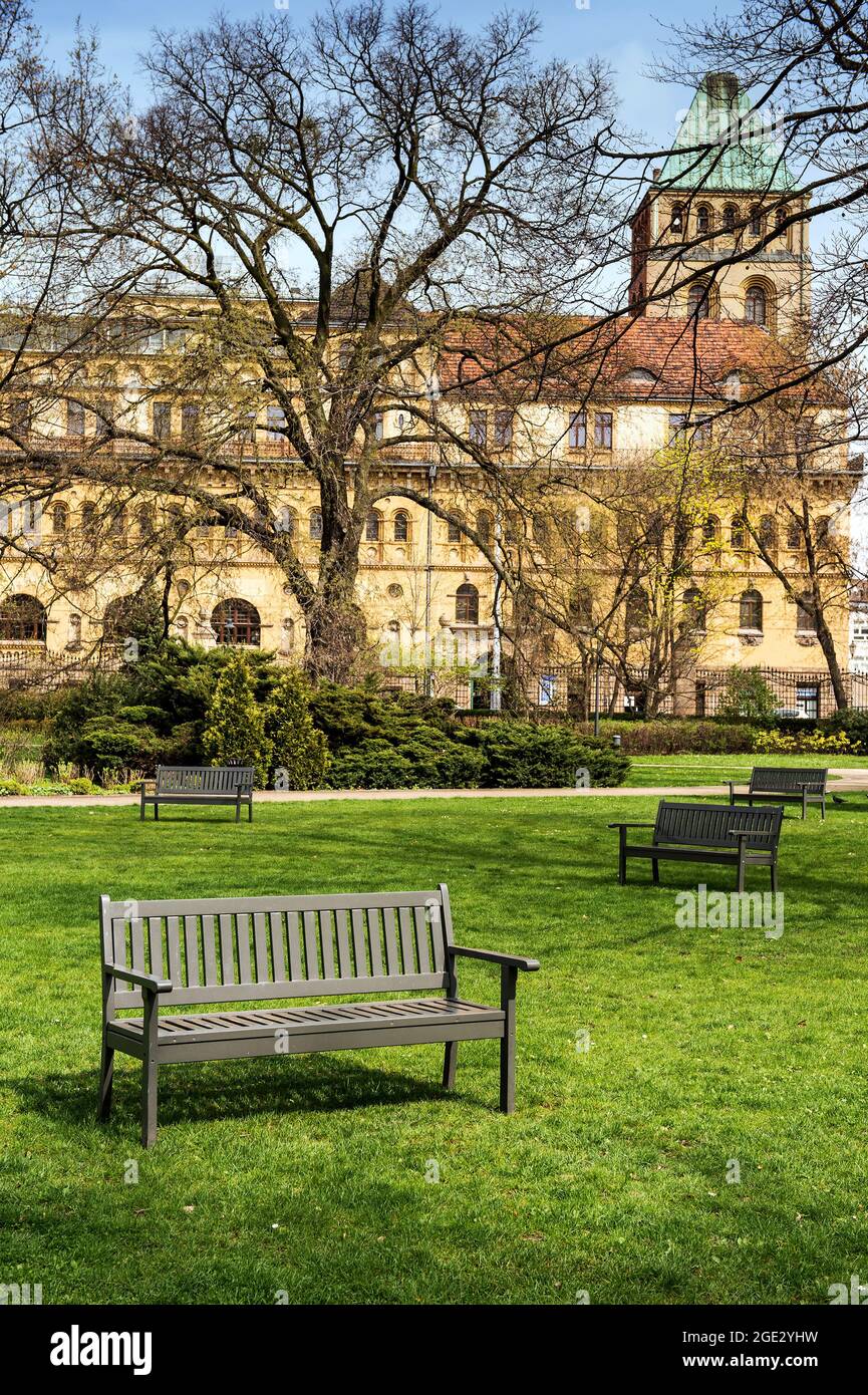 Empty bench in town hi-res stock photography and images - Alamy