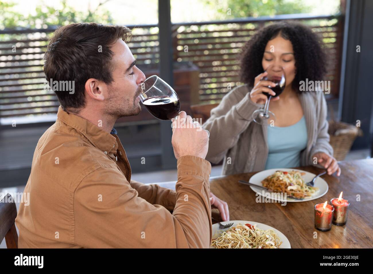 People sitting eating and drinking hi-res stock photography and images ...