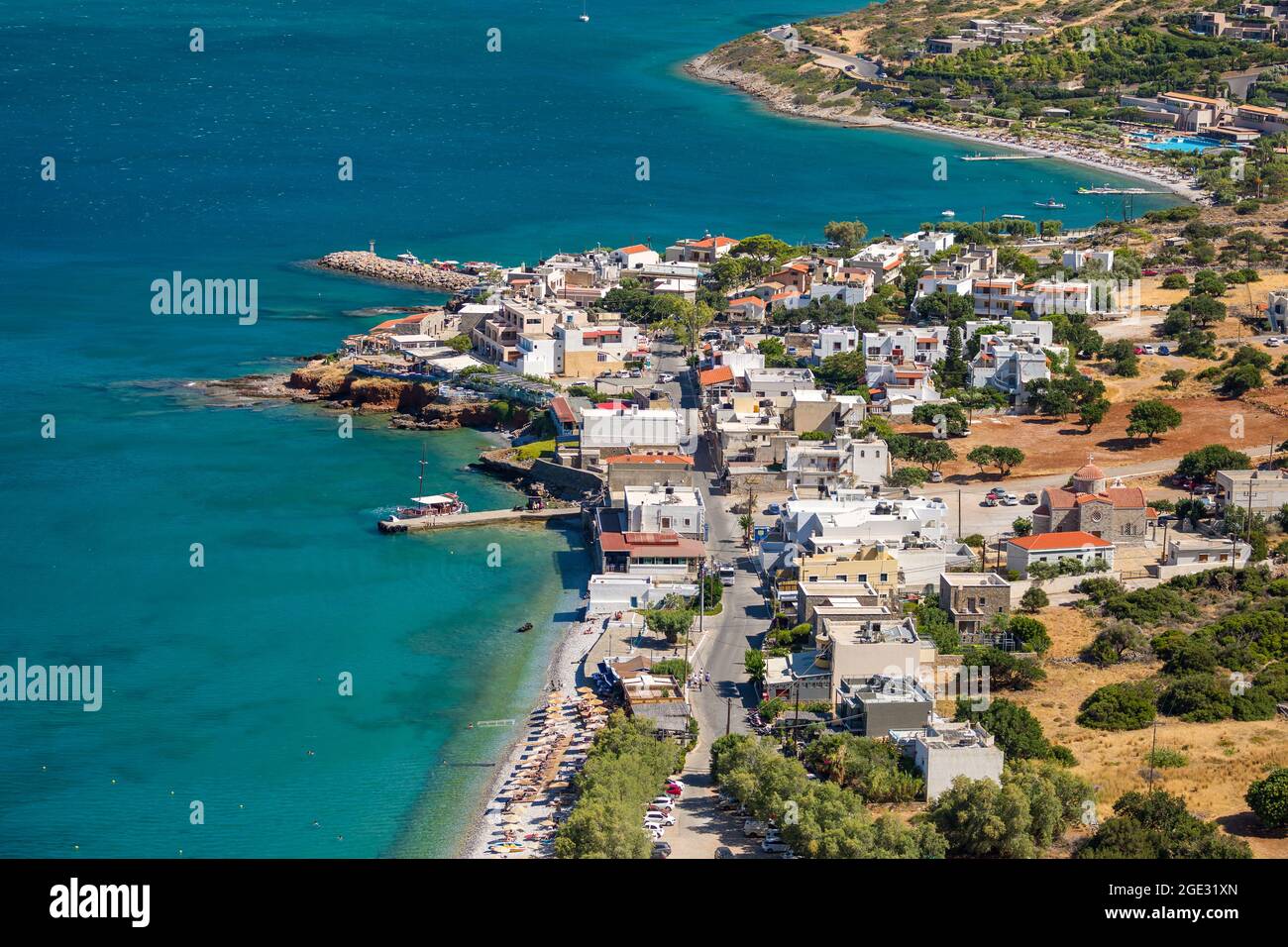 Small Greek coastal village with beach and clear blue sea (Plaka ...