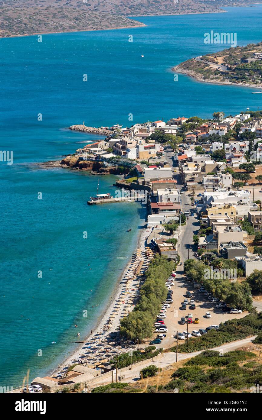 Small Greek coastal village with beach and clear blue sea (Plaka ...