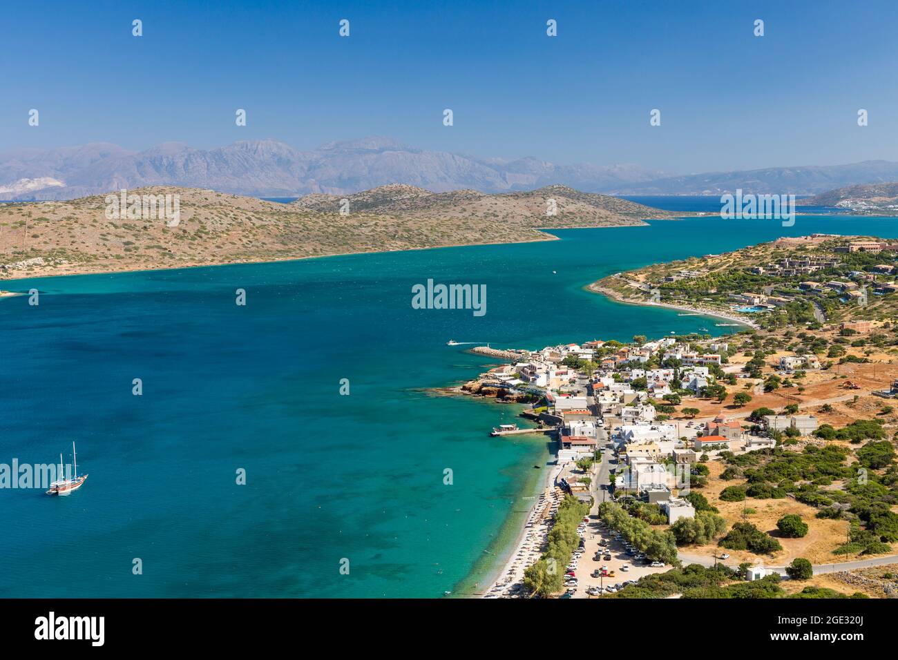 Small Greek coastal village with beach and clear blue sea (Plaka ...