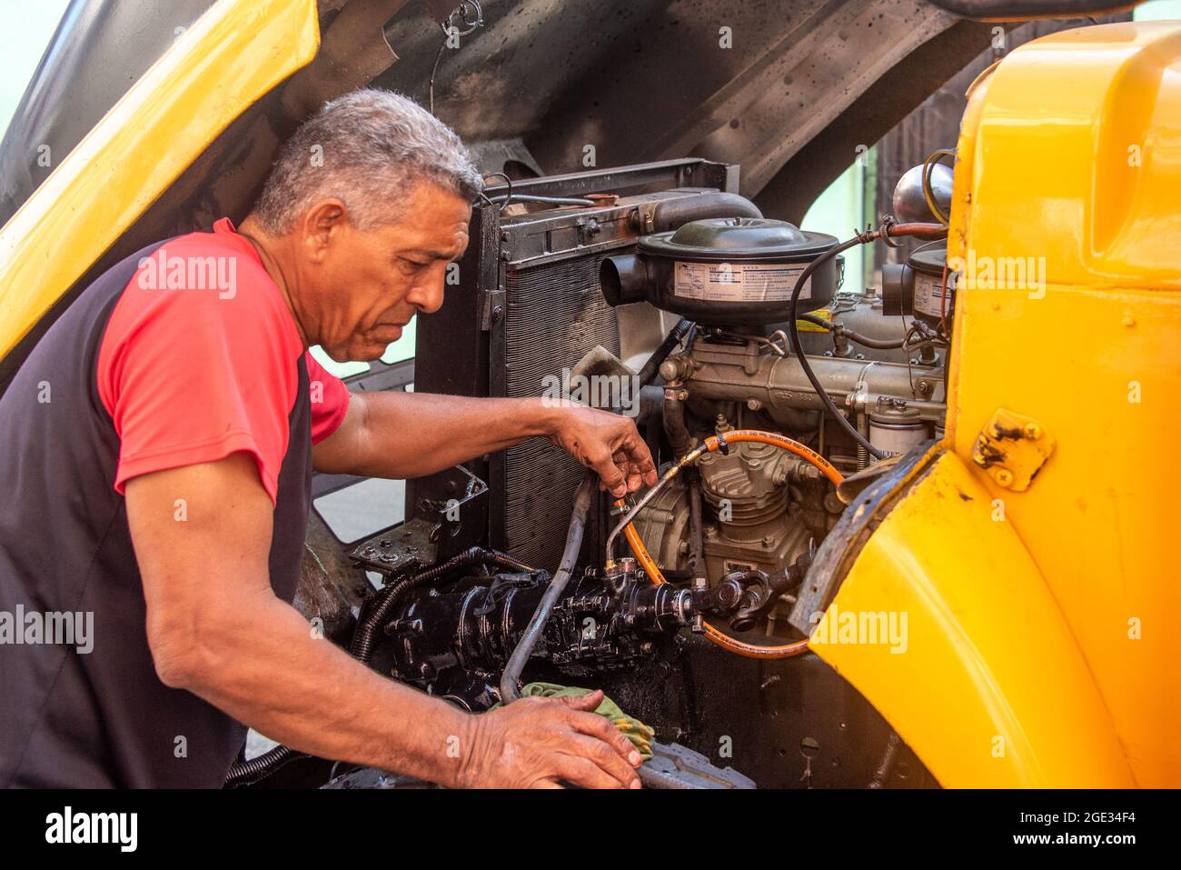 Cuban mechanics hi-res stock photography and images - Alamy