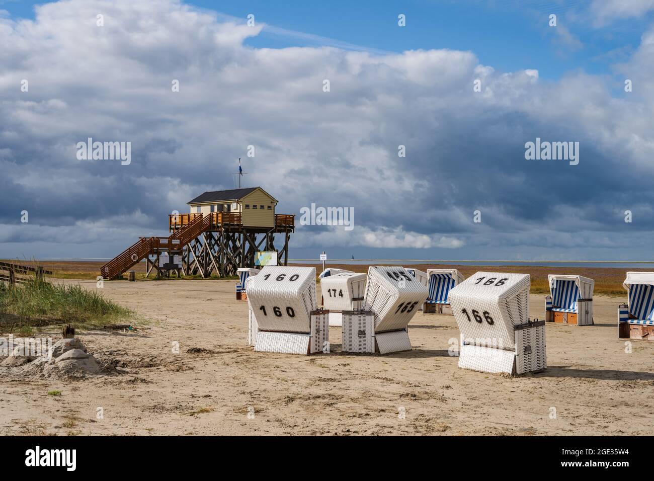 Strand von St. Peter-Ording an der Nordseeküste im Sommer Stock Photo ...