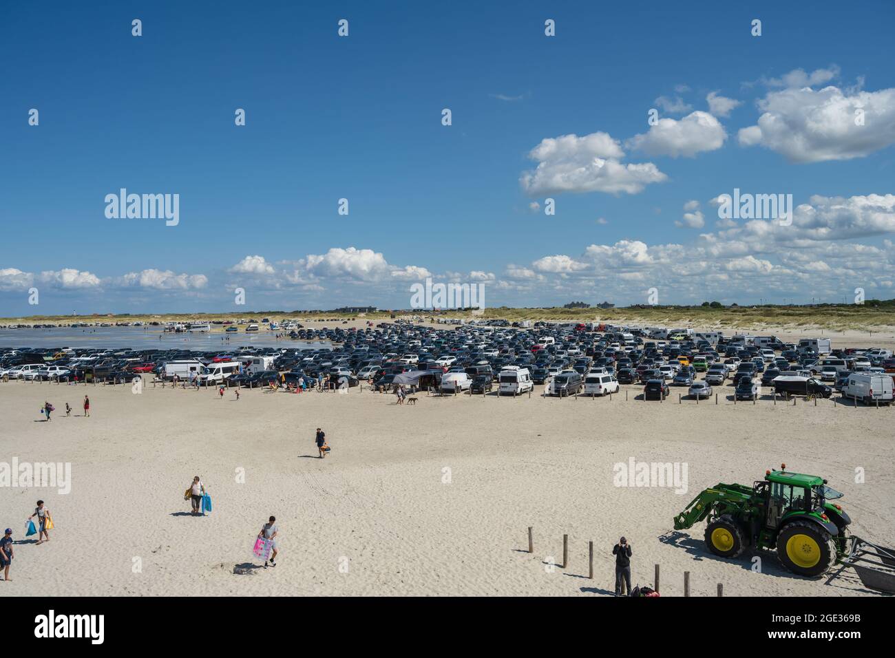 Strandparking am Strand von Sankt Peter-Ording Stock Photo - Alamy