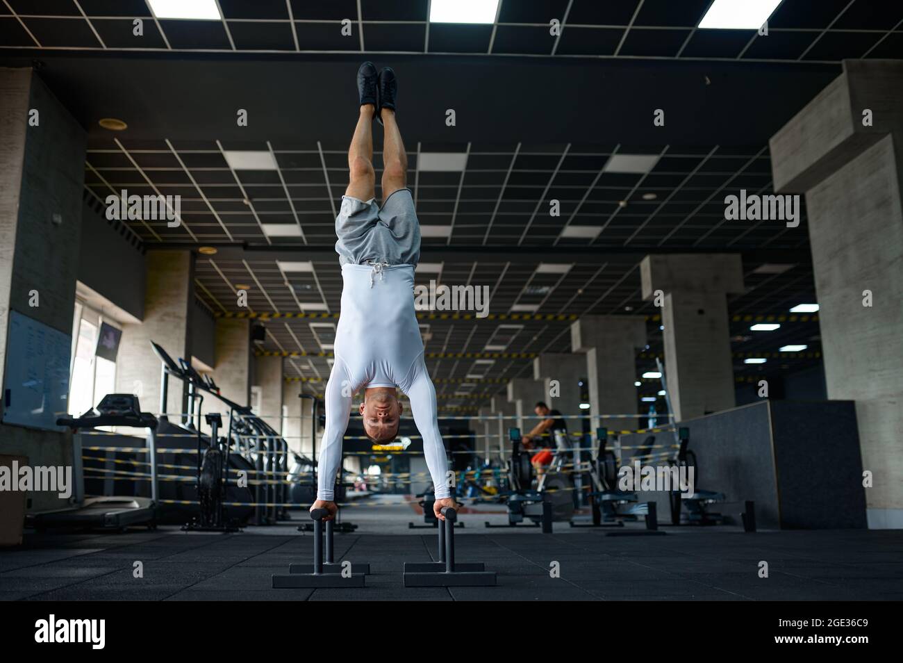 Man strong physique hi-res stock photography and images - Alamy