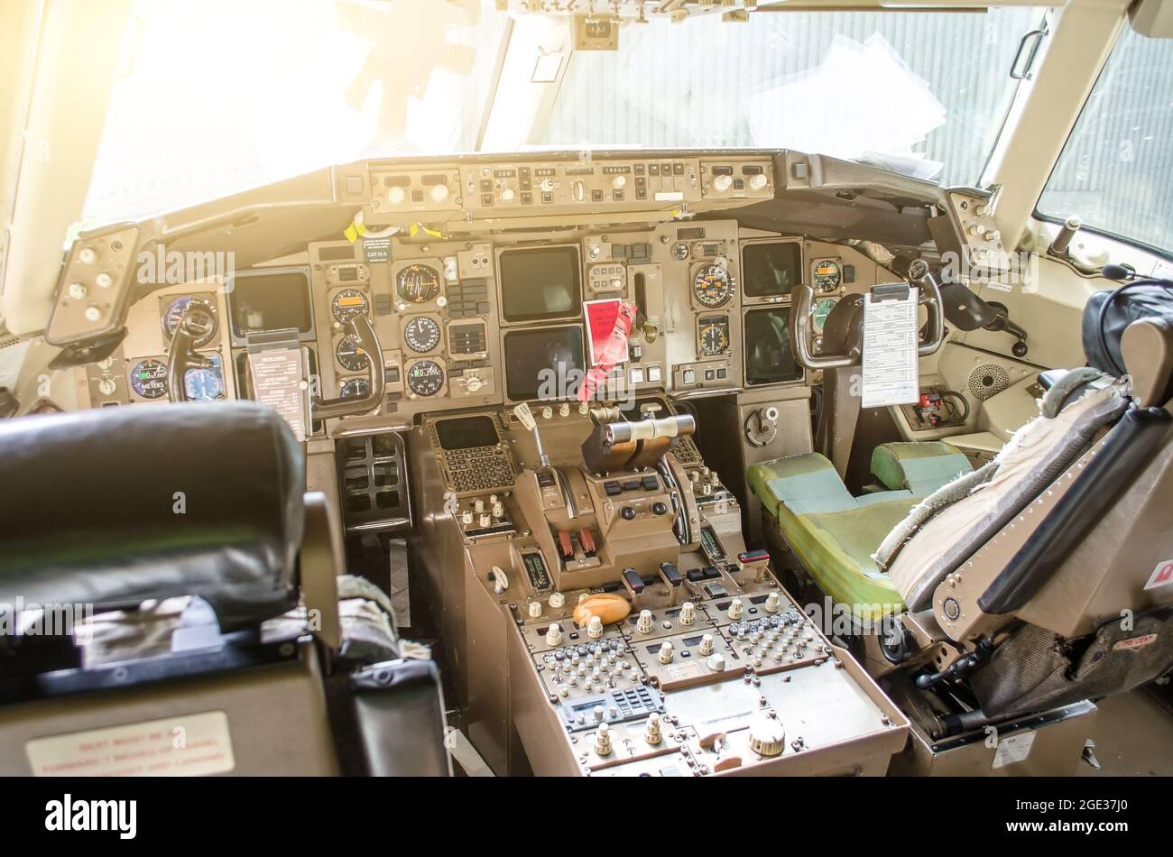 Business jet cockpit pilots hi-res stock photography and images - Alamy