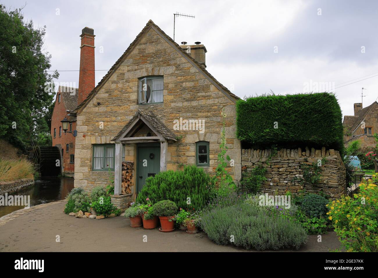 Milling stone garden hi-res stock photography and images - Alamy