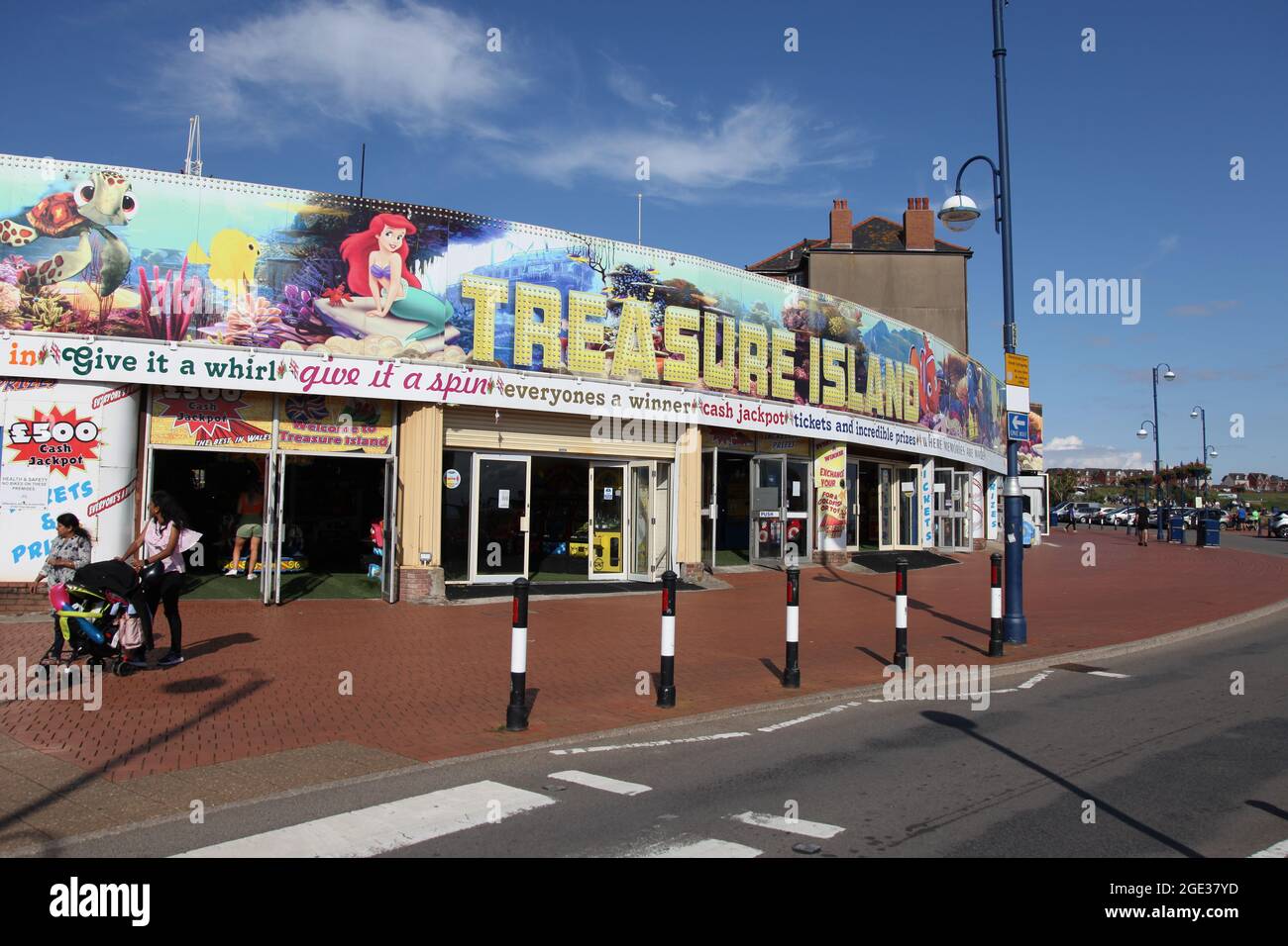 Barry Island, Henry Danters Treasure Island amusement arcade, Paget ...
