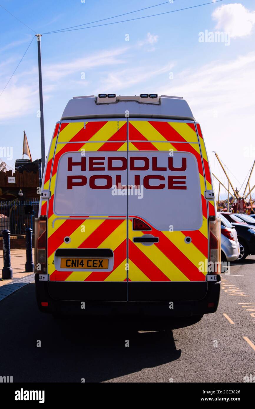 Heddlu Police van parked on road side at promenade Barry Island, South ...