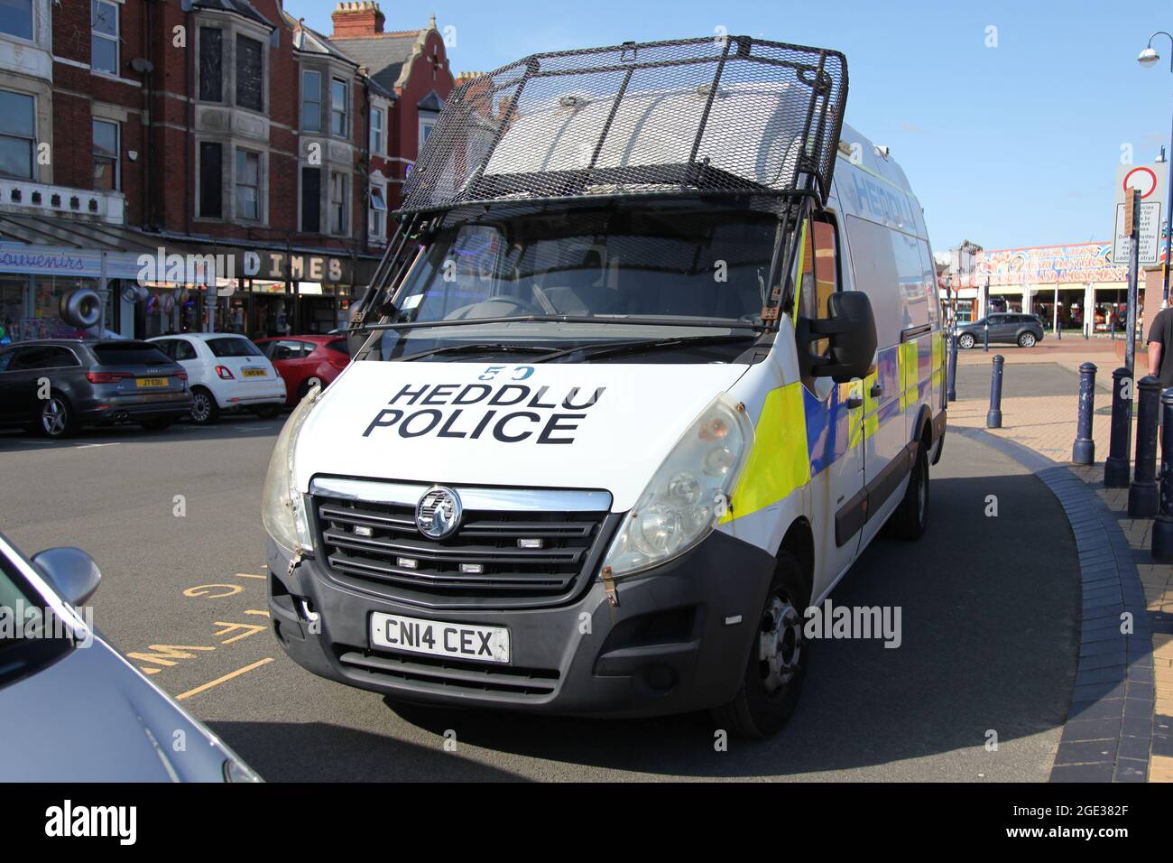 Heddlu Police van parked on road side at promenade of Barry Island ...