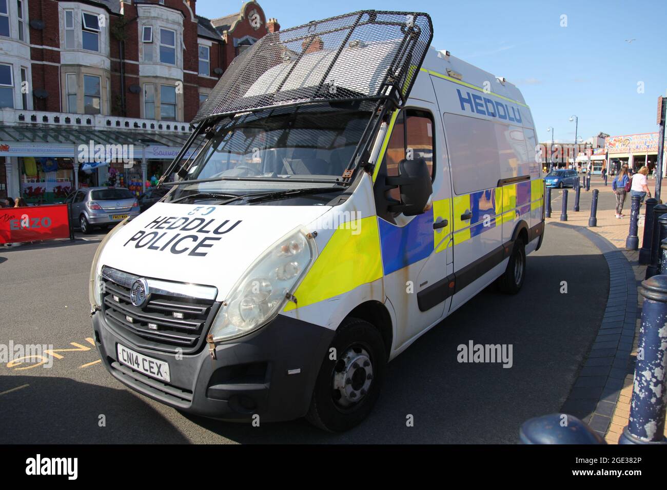 Heddlu Police van parked on road side at promenade Barry Island, South ...