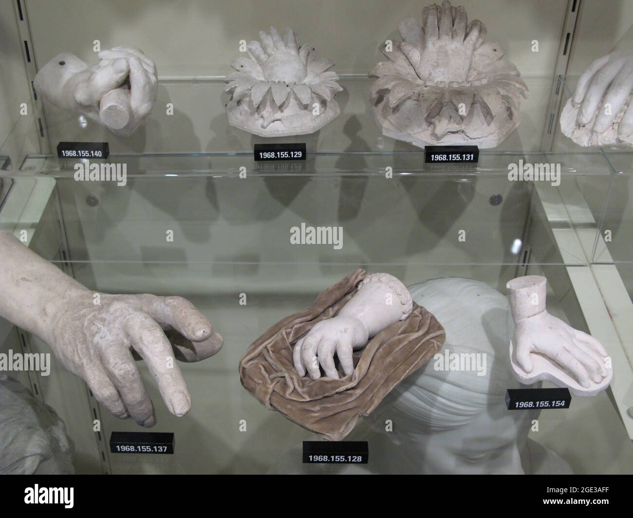 Art hands gallery hi-res stock photography and images - Alamy