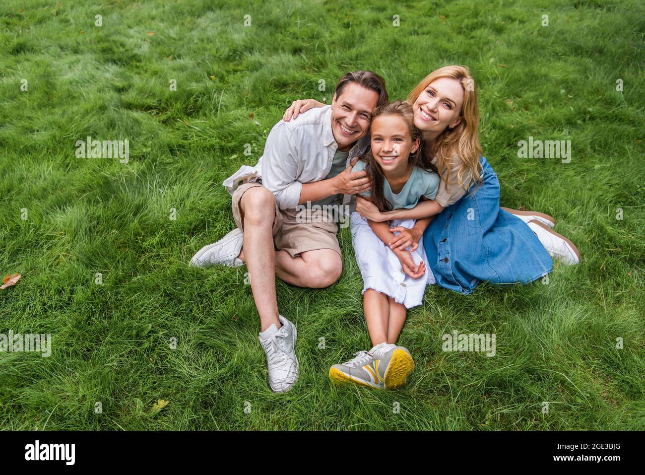 Happy family hugging hi-res stock photography and images - Alamy