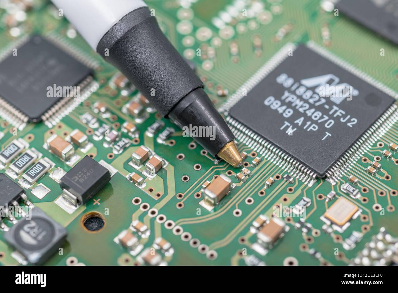 Small surface mount parts hi-res stock photography and images - Alamy