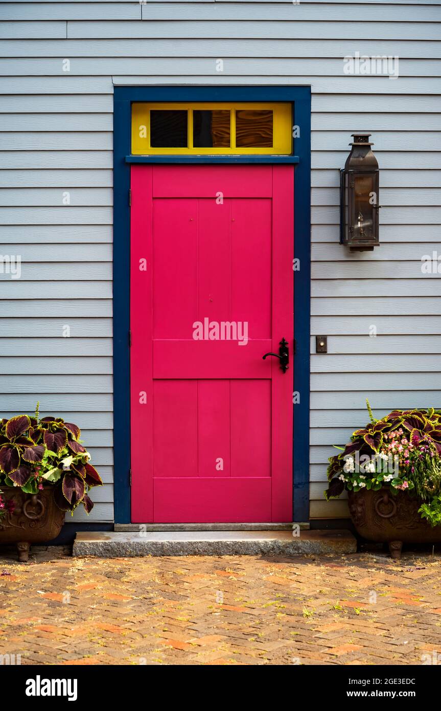 American house with a red door hi-res stock photography and images - Alamy