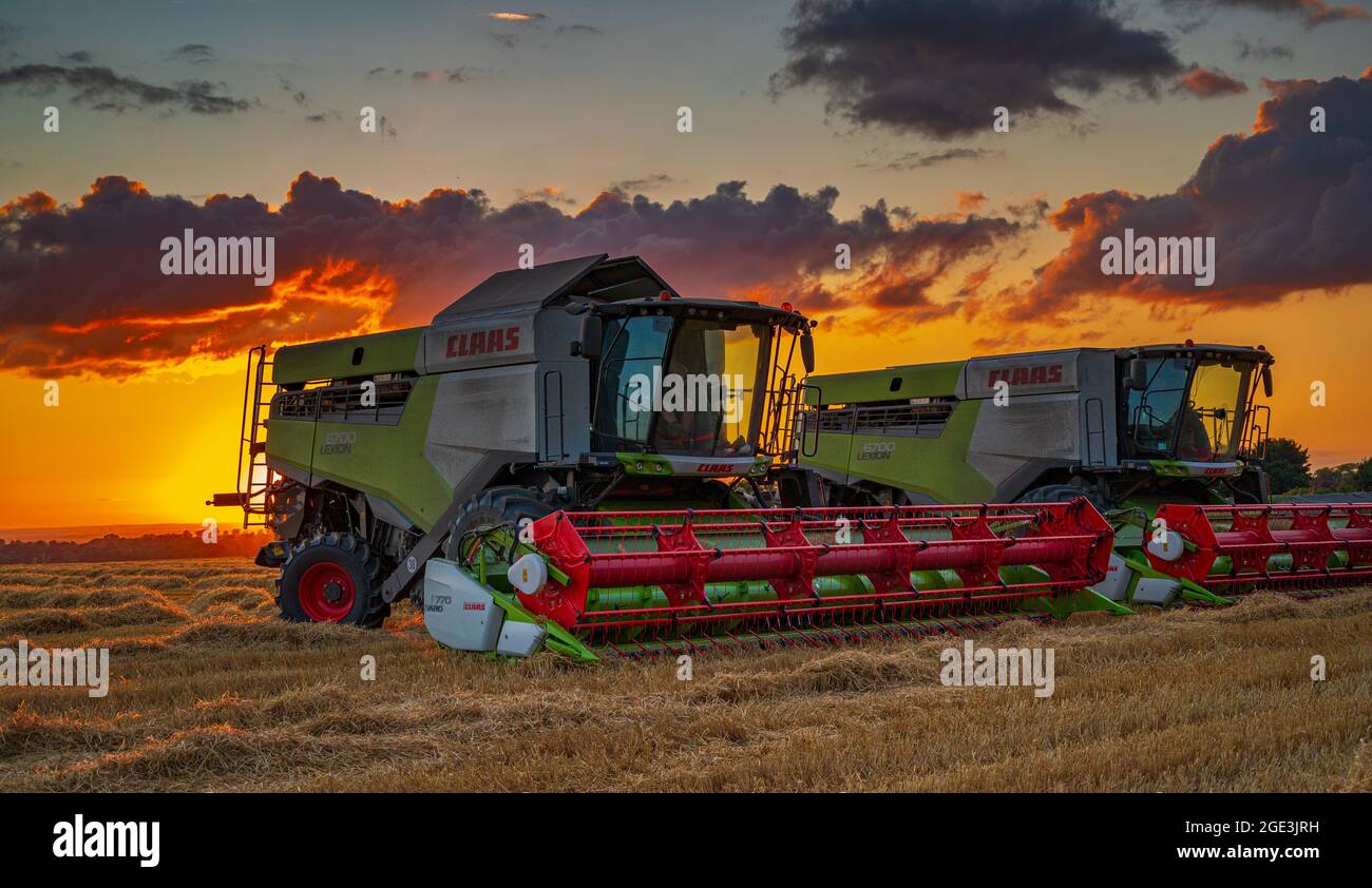 Combine harvesters england hi-res stock photography and images - Alamy