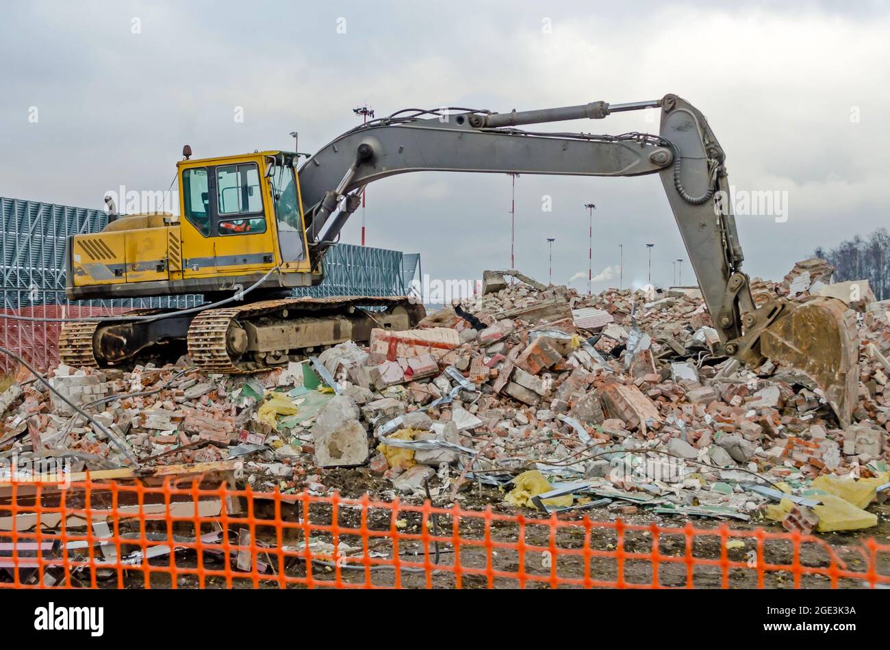 Excavator working demolition house hi-res stock photography and images ...