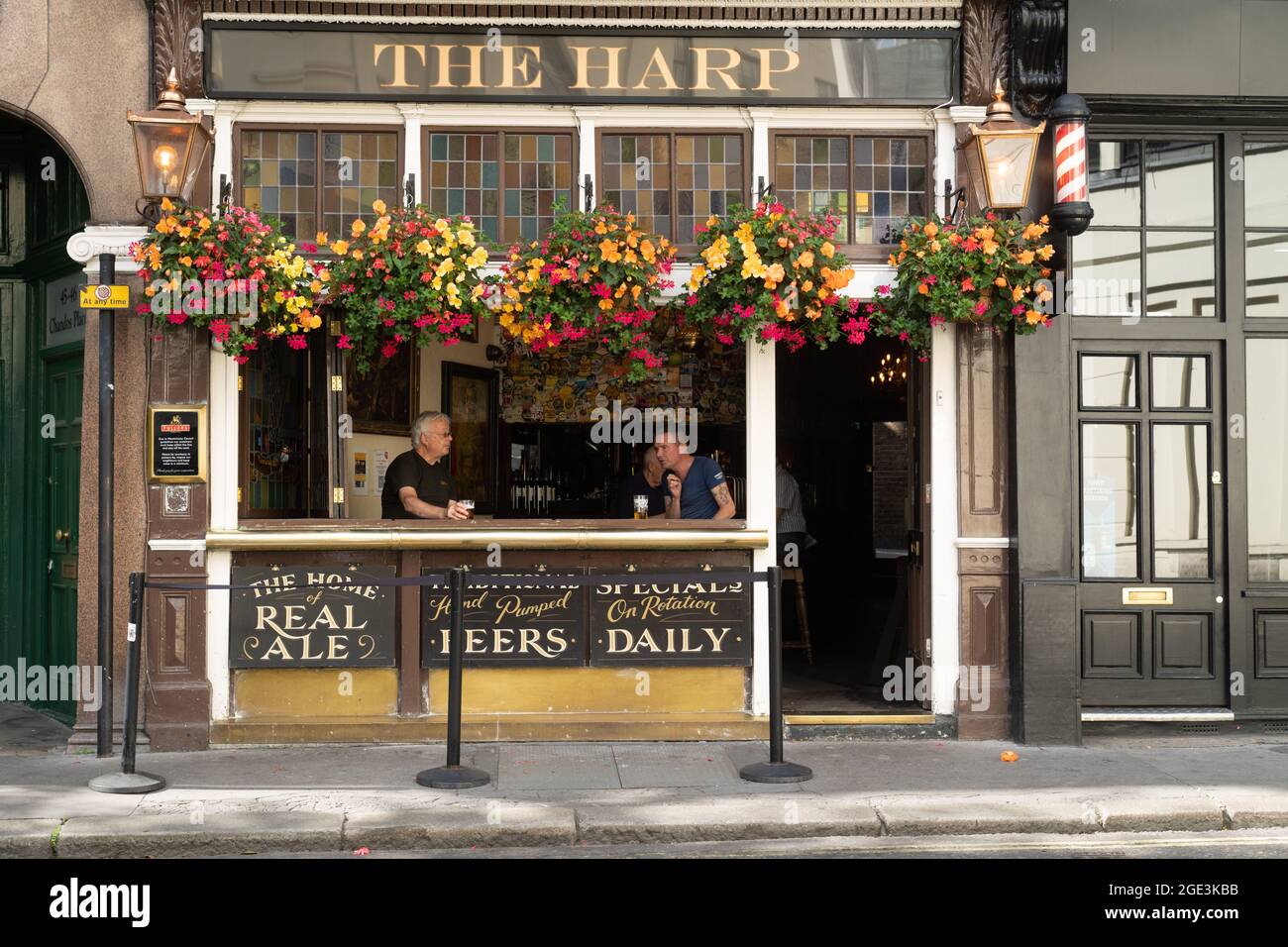 The harp pub chandos place Stock Photo - Alamy