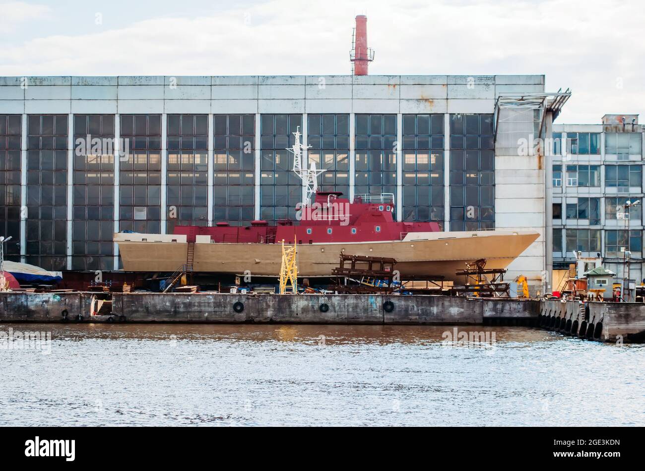 Ship to repair the port. Dock dock in the bay Stock Photo - Alamy