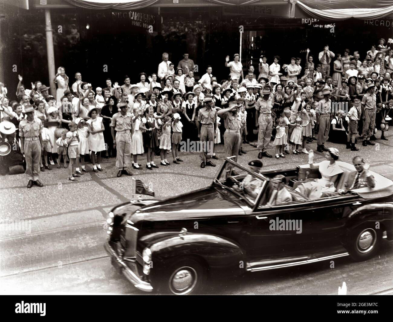 Queen elizabeth sydney 1954 hi-res stock photography and images - Alamy