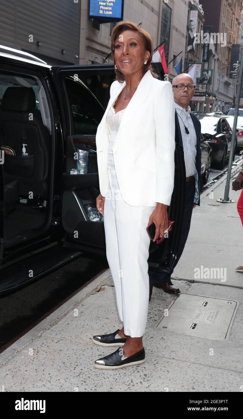 New York - NY - 20210727 Robin Roberts leaving the studios of Live with ...