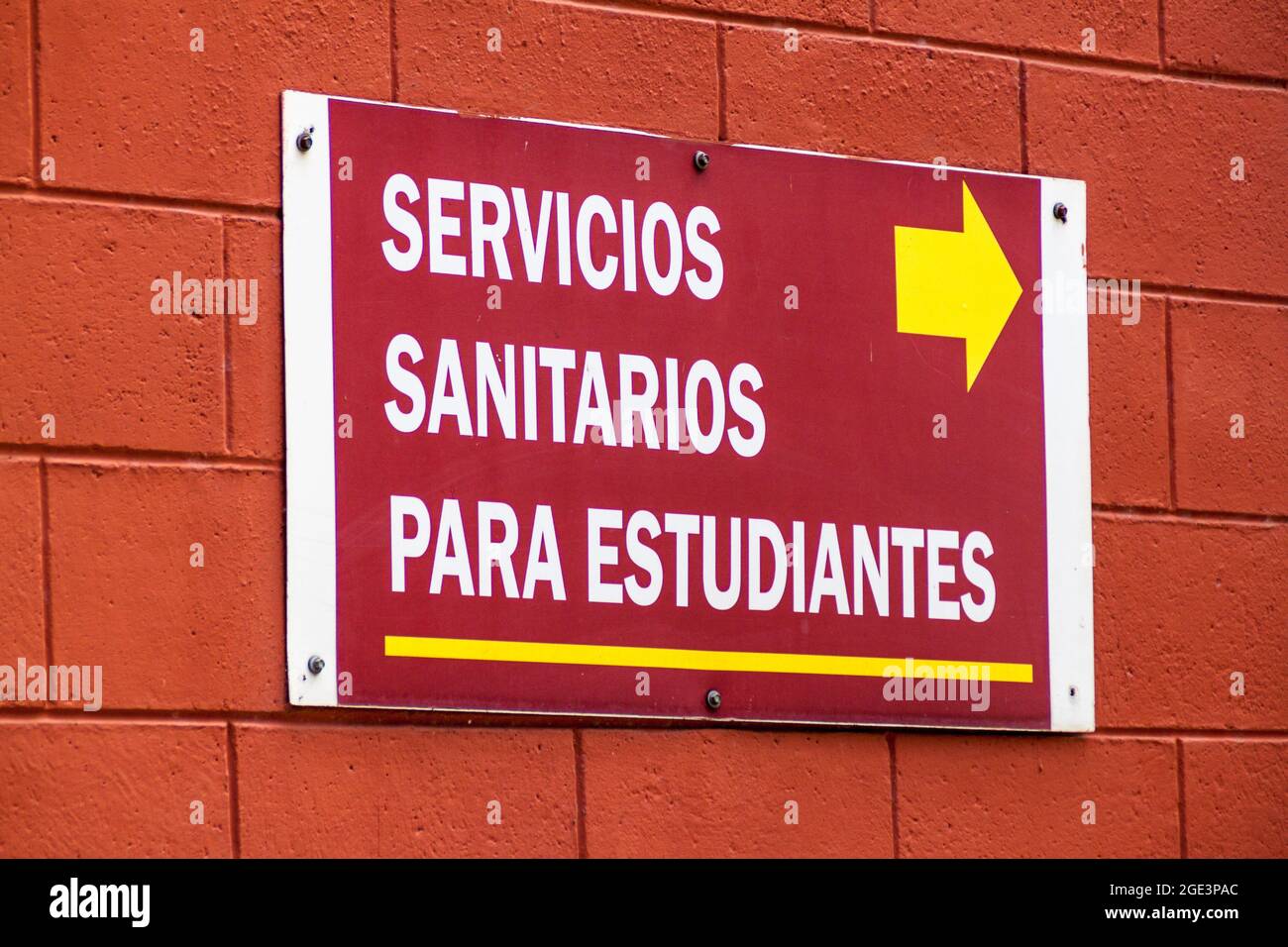 Sign saying in spanish: Bathroom for students Stock Photo - Alamy