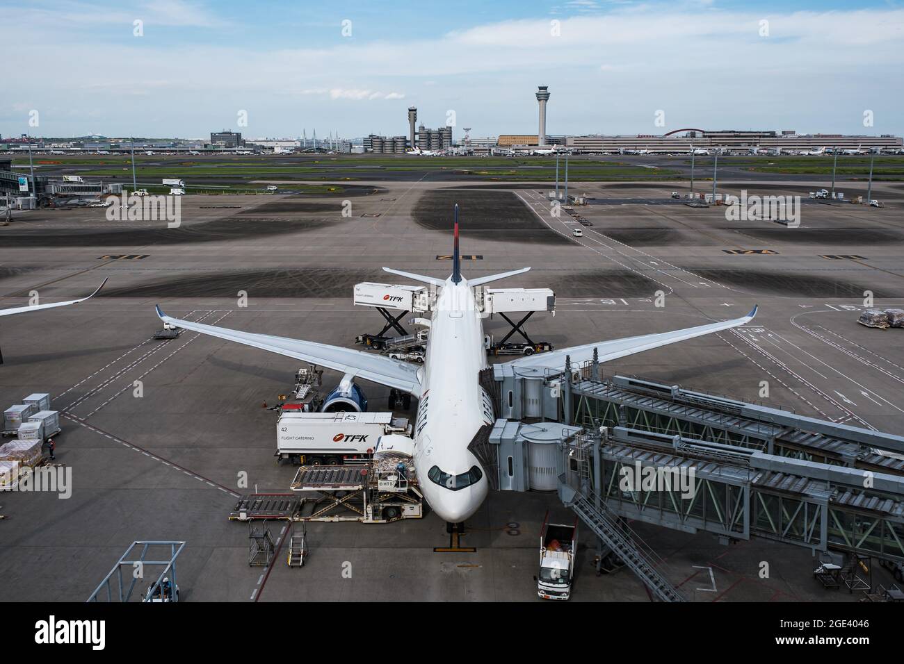 Airplanes ready fly airport hi-res stock photography and images - Alamy