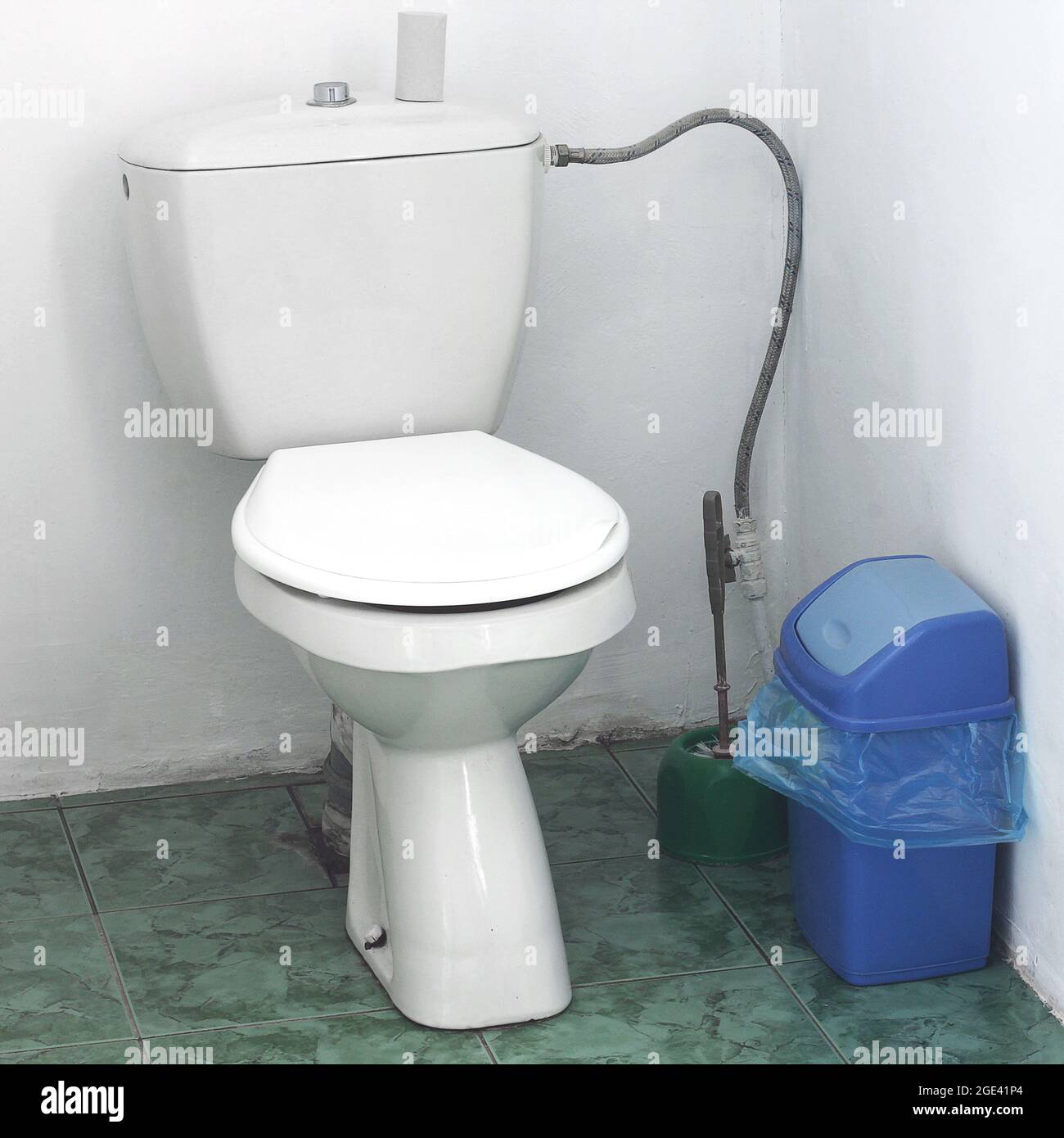 Toilet and trash can. Washroom Stock Photo - Alamy