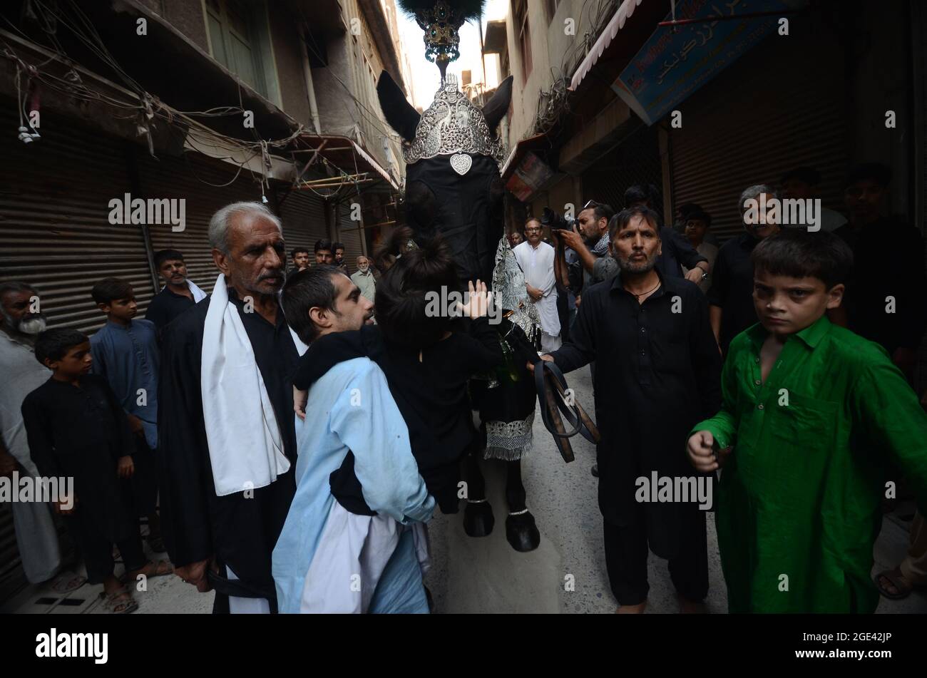 Peshawar, Pakistan. 16th Aug, 2021. Shiite Muslims attend Muharram ...