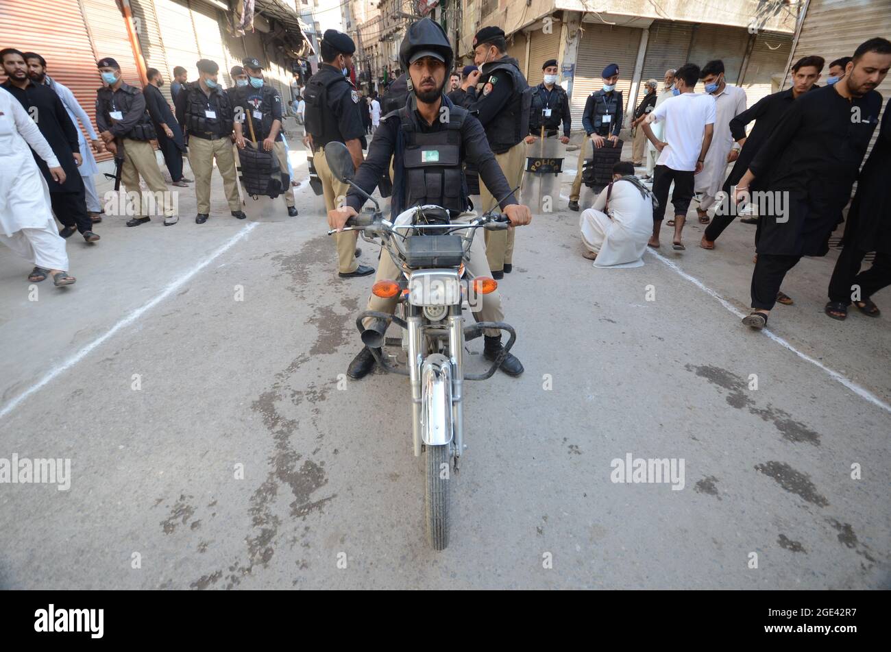 Peshawar, Pakistan. 16th Aug, 2021. Shiite Muslims attend Muharram ...