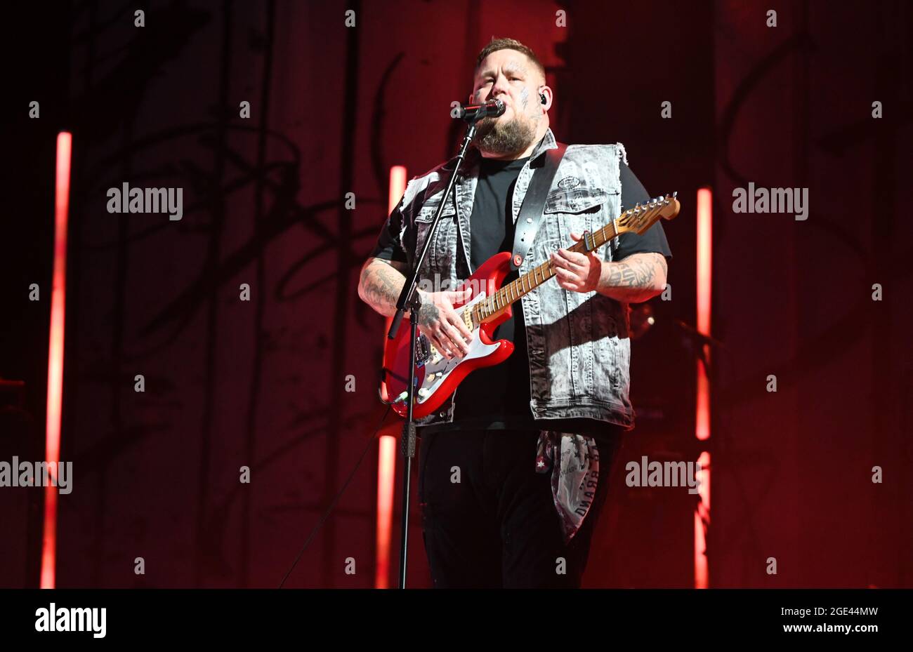 Rag and bone man singer hi-res stock photography and images - Alamy