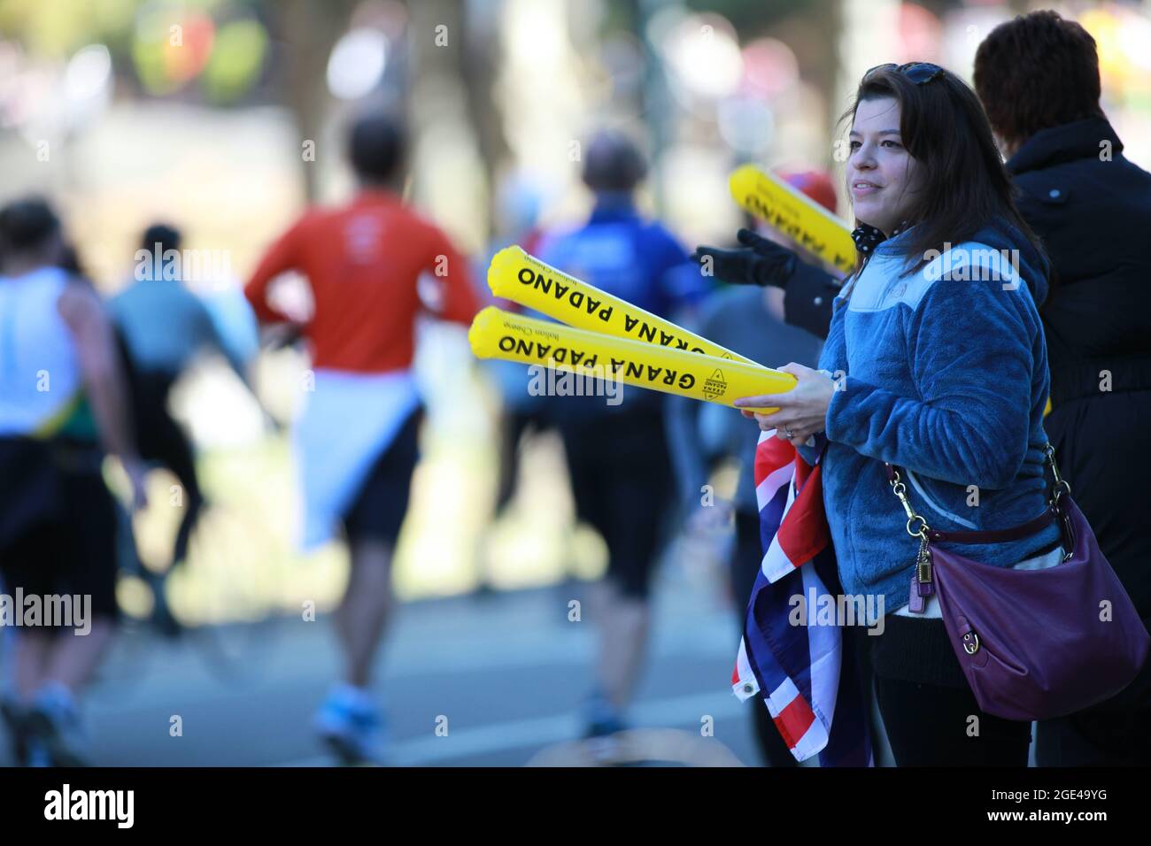 Public cheering for runners in New York's Central Park Stock Photo - Alamy