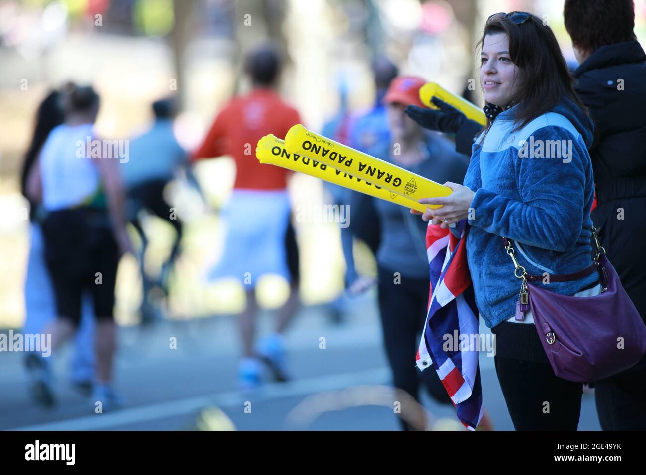 Public cheering for runners in New York's Central Park Stock Photo - Alamy
