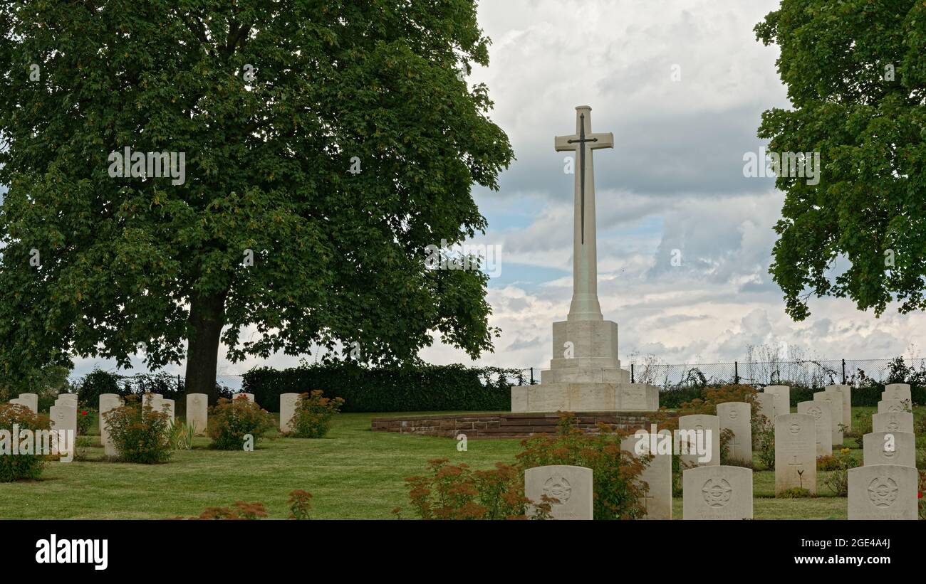 Cross of Sacrifice in Hanover War Cemetery (CWGC) 2. WW and Military ...