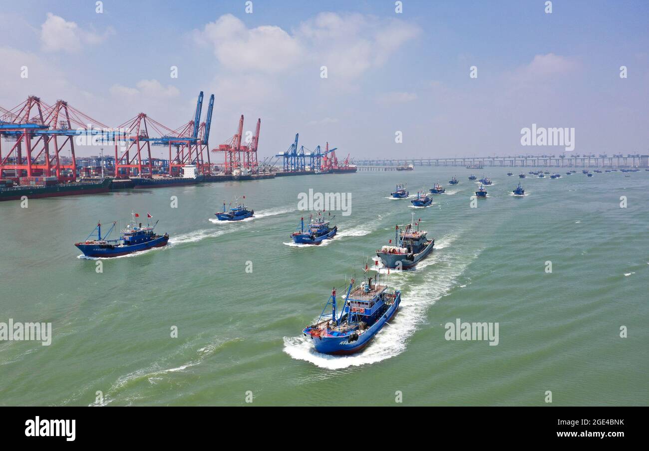 Lifted boats hi-res stock photography and images - Alamy