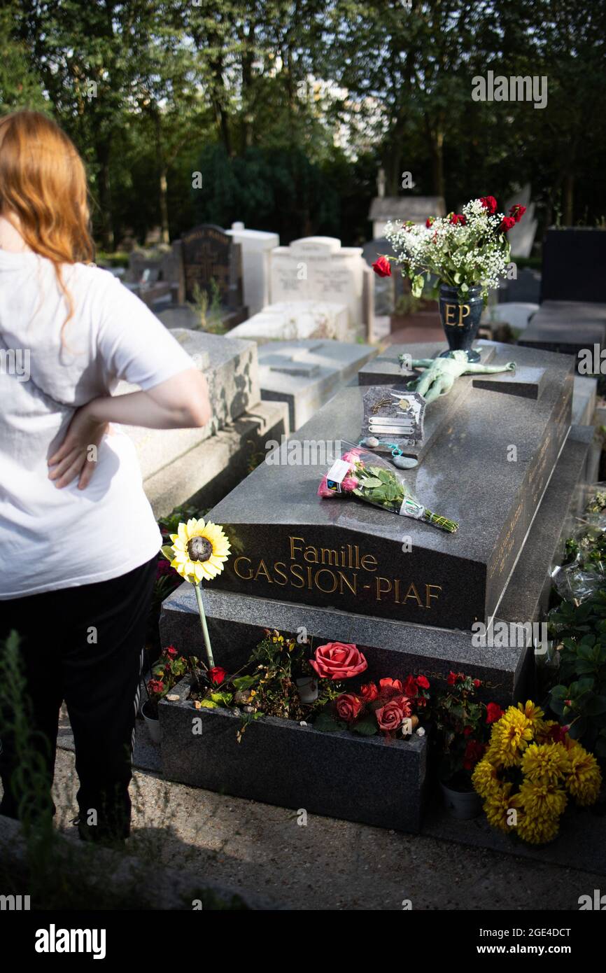 Grave of french singer Edith Piaf at the Pere Lachaise cemetery in ...