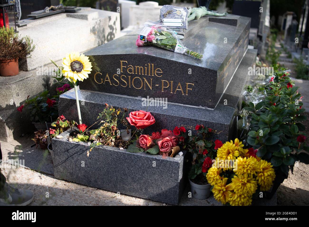 Grave of french singer Edith Piaf at the Pere Lachaise cemetery in ...