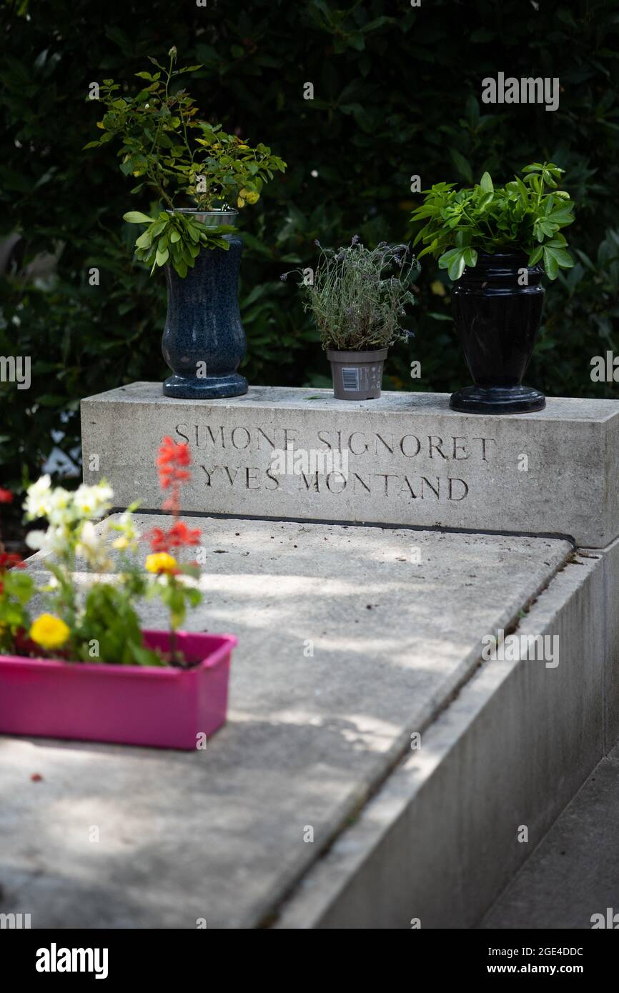 Simone signoret yves montand hi-res stock photography and images - Alamy