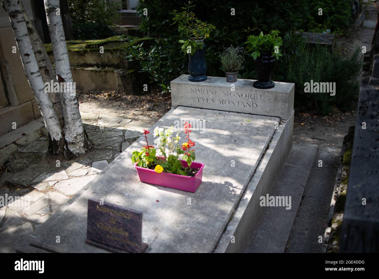 Simone signoret yves montand hi-res stock photography and images - Alamy