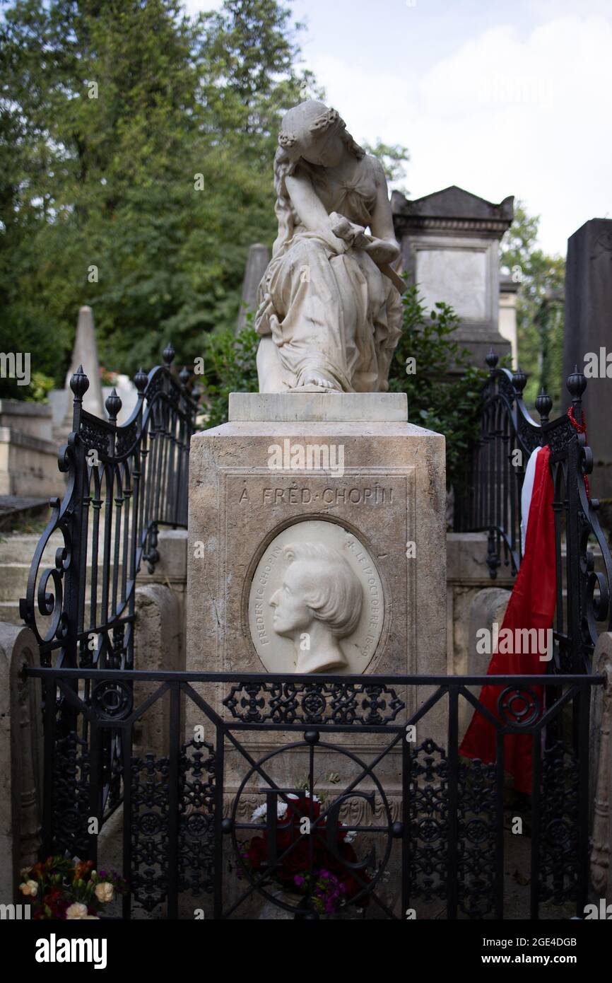 Grave of Polish composer Frederic Chopin at the Pere Lachaise cemetery ...