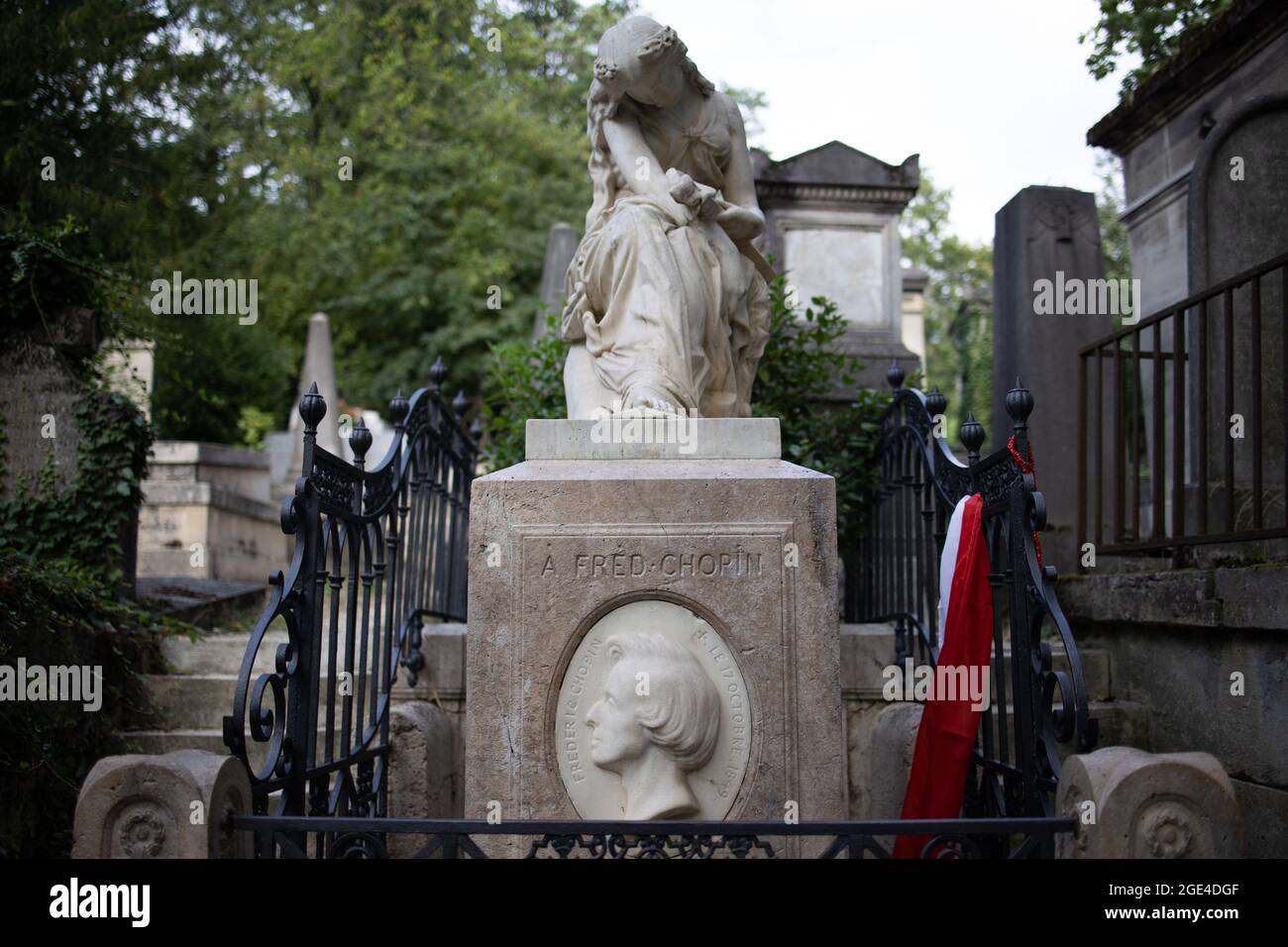 Grave of Polish composer Frederic Chopin at the Pere Lachaise cemetery ...