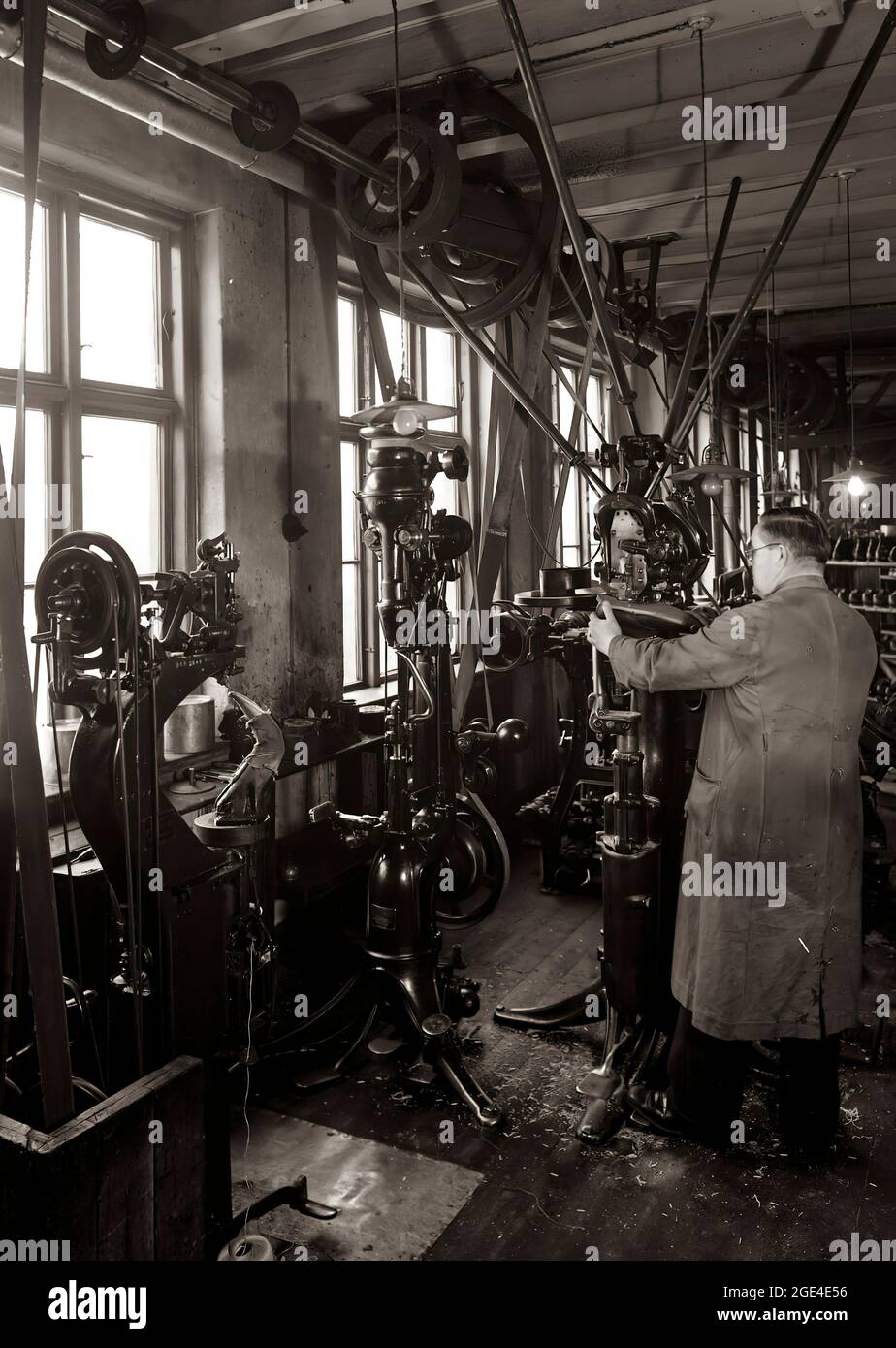 20th Century factory workers at work in postwar Norway Stock Photo - Alamy